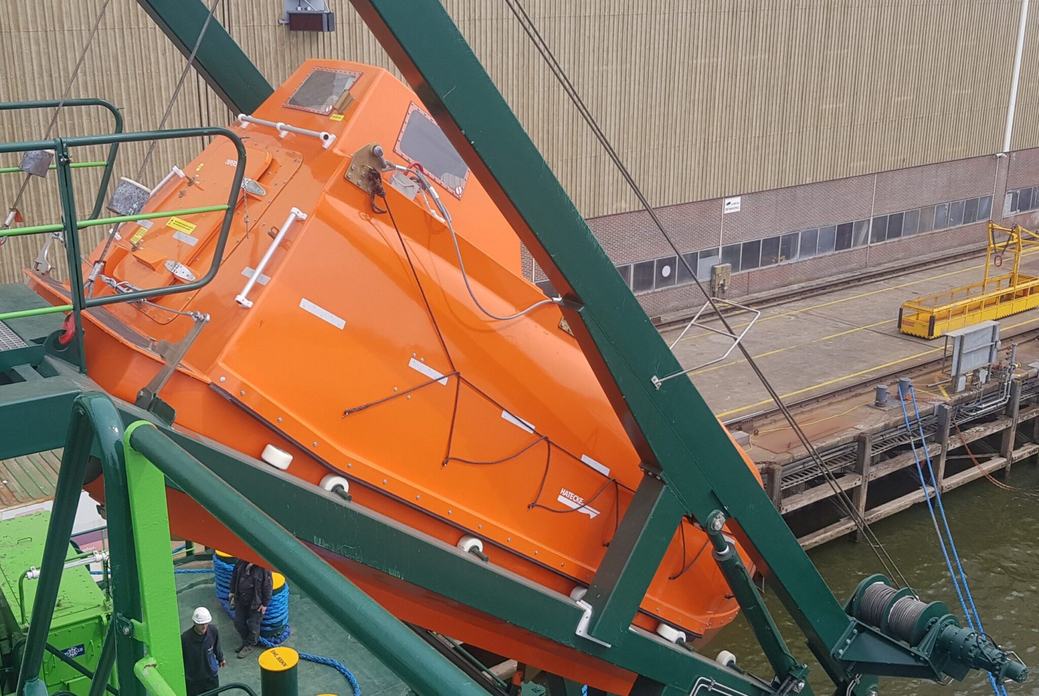 Free fall lifeboat davit - De Wolf Maritime Safety