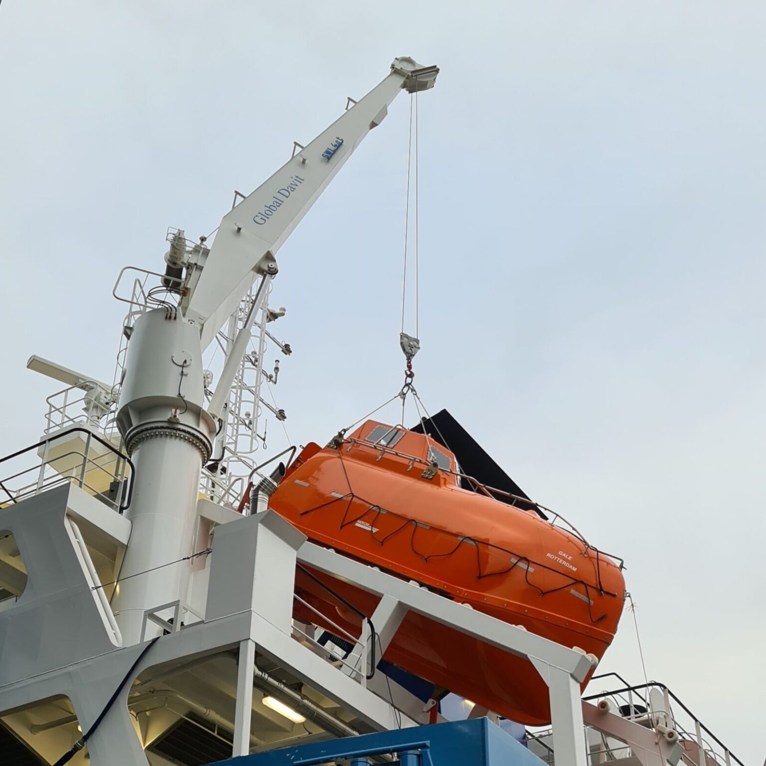 Free fall lifeboat davit - De Wolf Maritime Safety