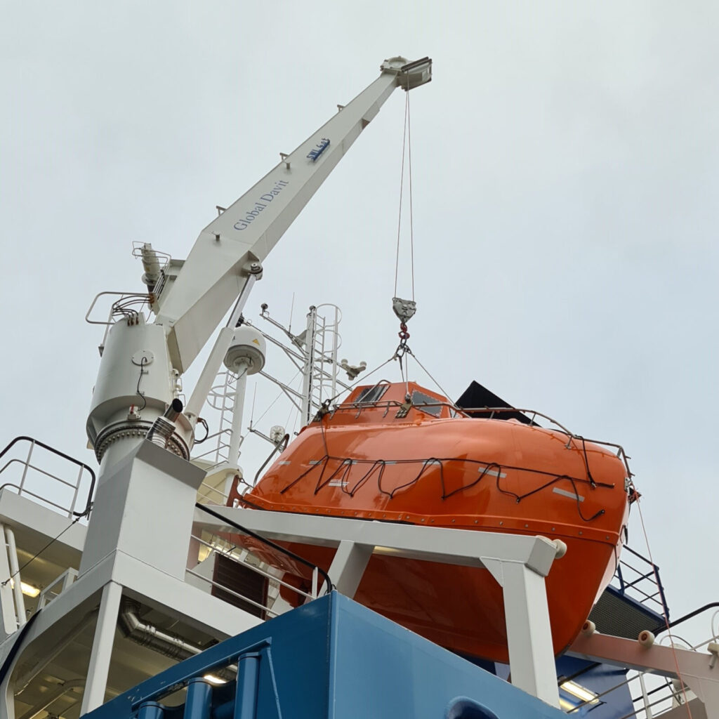 Free fall lifeboat davit - De Wolf Maritime Safety